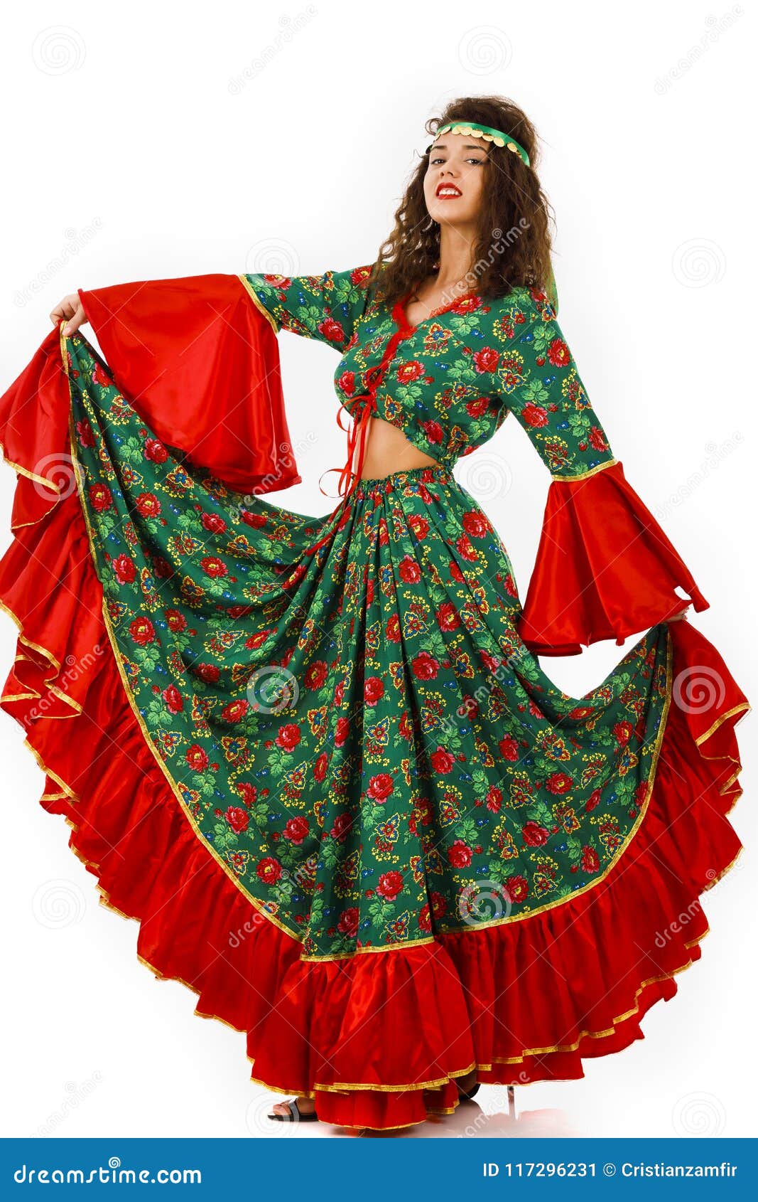 Jolie Femme Avec Une Robe Gitane Image stock - Image du danseur, musical: 117296231