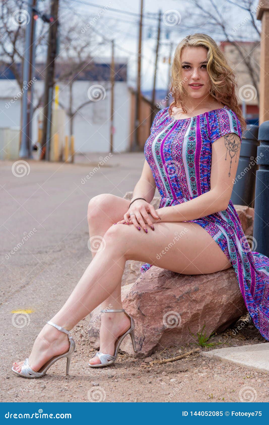 Jolie Femme Blonde De Fille Dans La Robe Image Stock Image Du Bouclé