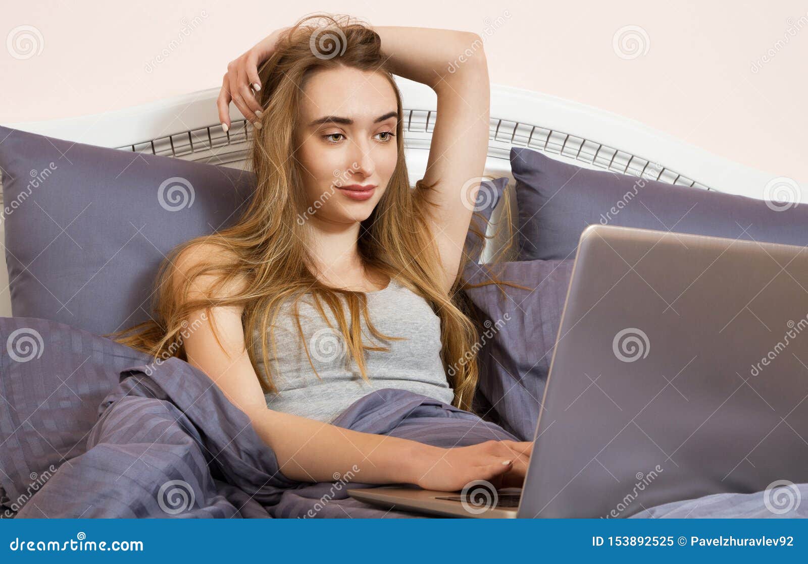 Jolie Femme De Ladolescence Laide De Son Ordinateur Portable Dans