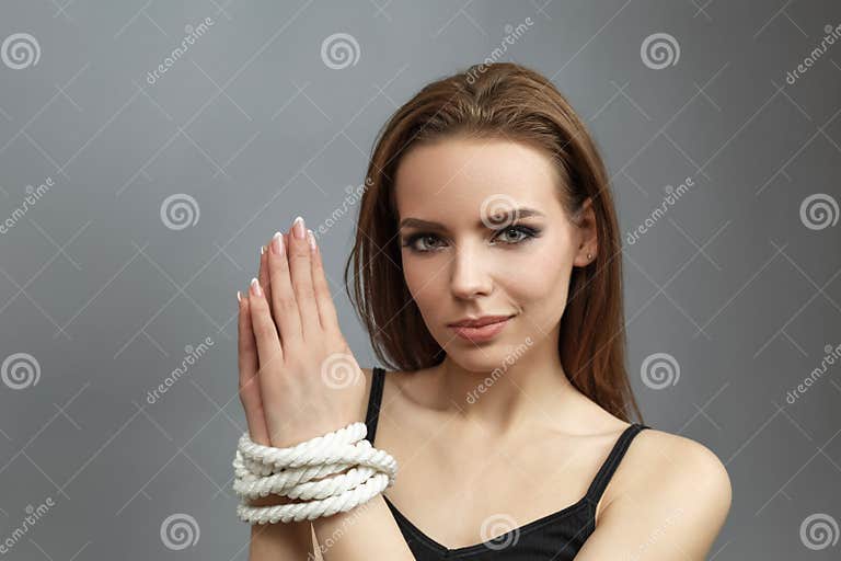 Jolie Femme Enthousiaste Avec Les Mains Liées Avec Une Corde Photo