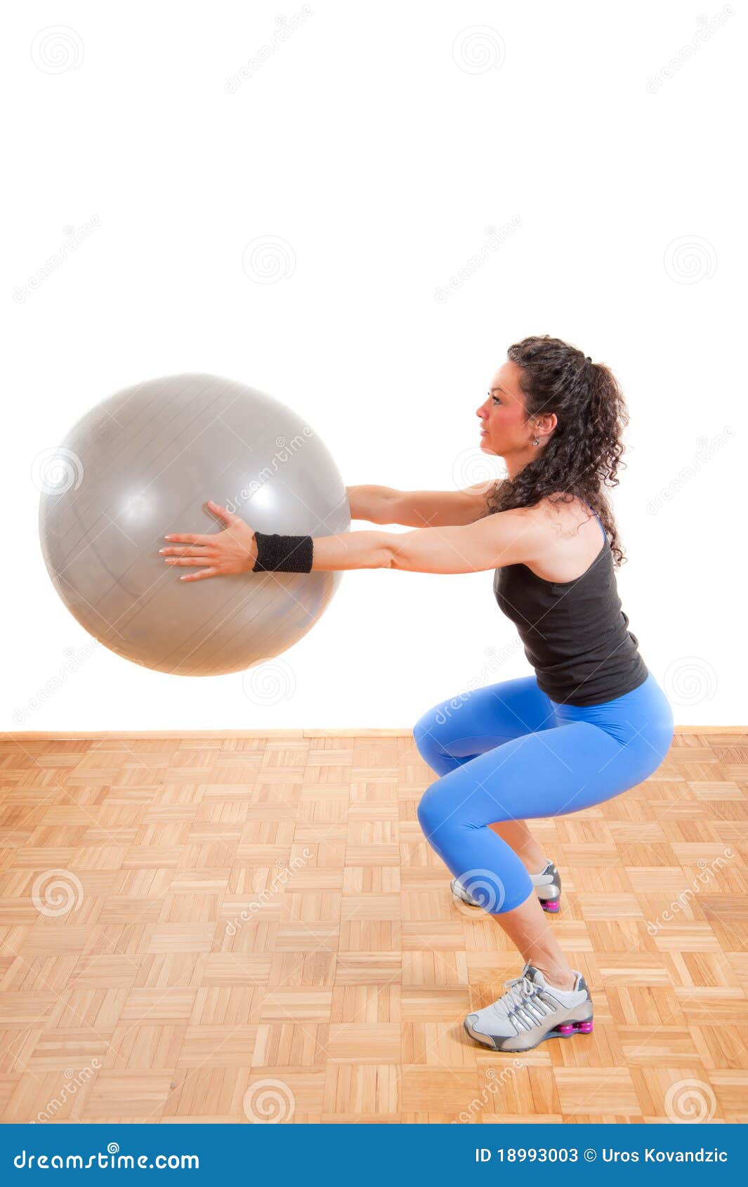 Jolie Fille Avec La Bille De Forme Physique Image stock - Image du ...