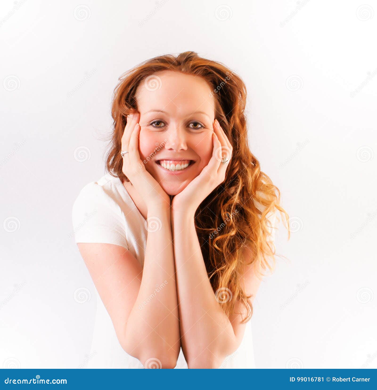 Jolie Fille Avec Un Grand Sourire Menton Dans Des Ses Mains Image