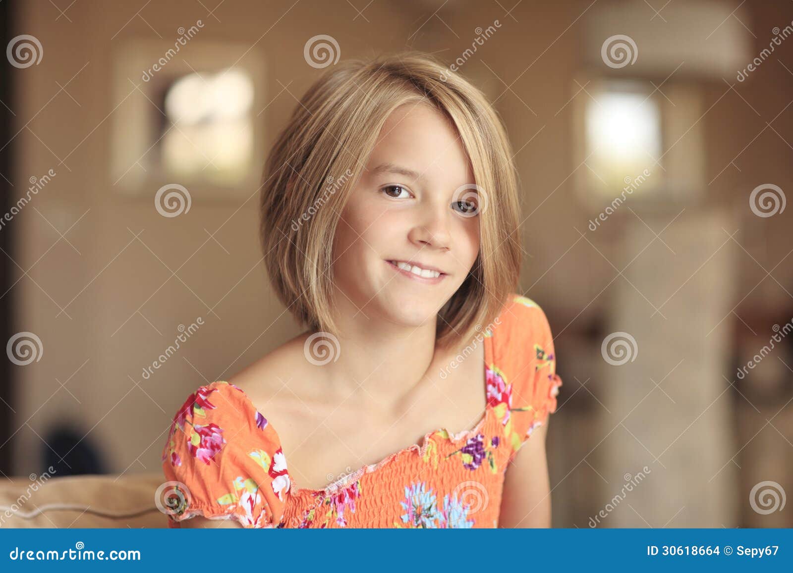 Jolie fille d'adolescent photo stock. Image du fermer - 30618664