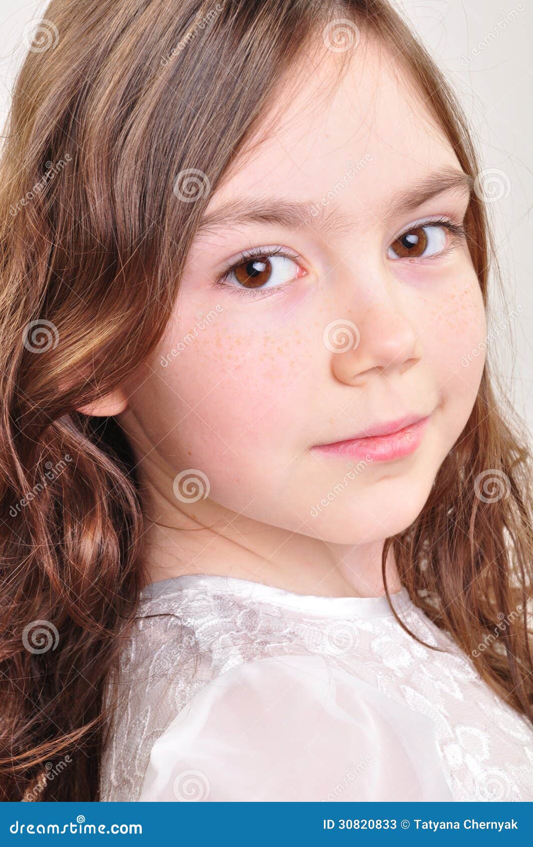 Jolie Fille De 8 Ans Dans La Robe Blanche Image stock - Image du mignon ...