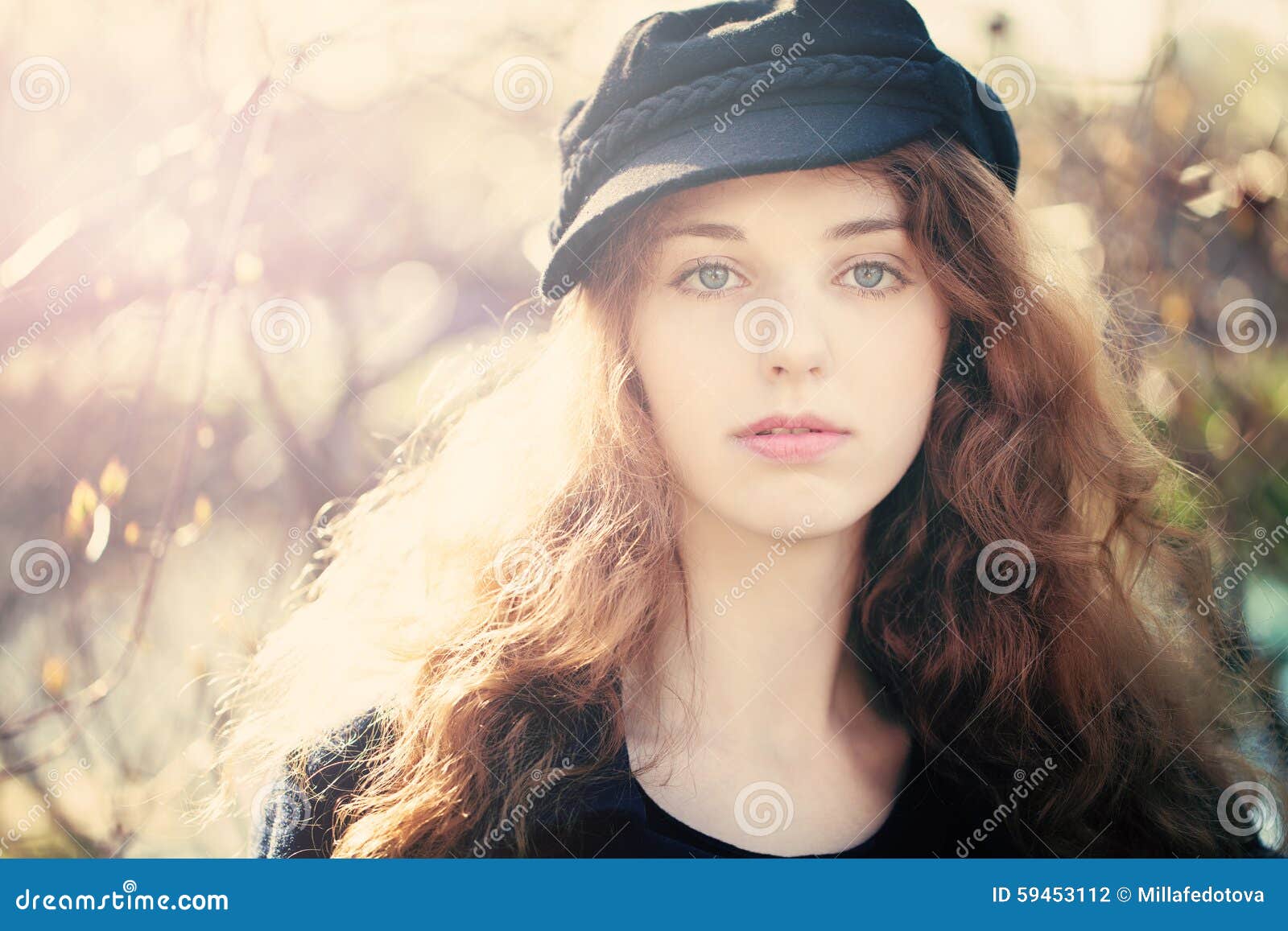 Jolie Fille Dehors Photo Stock Image Du Cheveu Heureux 59453112