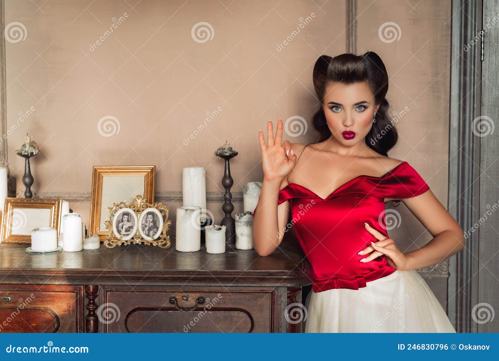 Jolie Fille Pinup Coquettish à Lintérieur Rétro Geste Ok Photo Stock