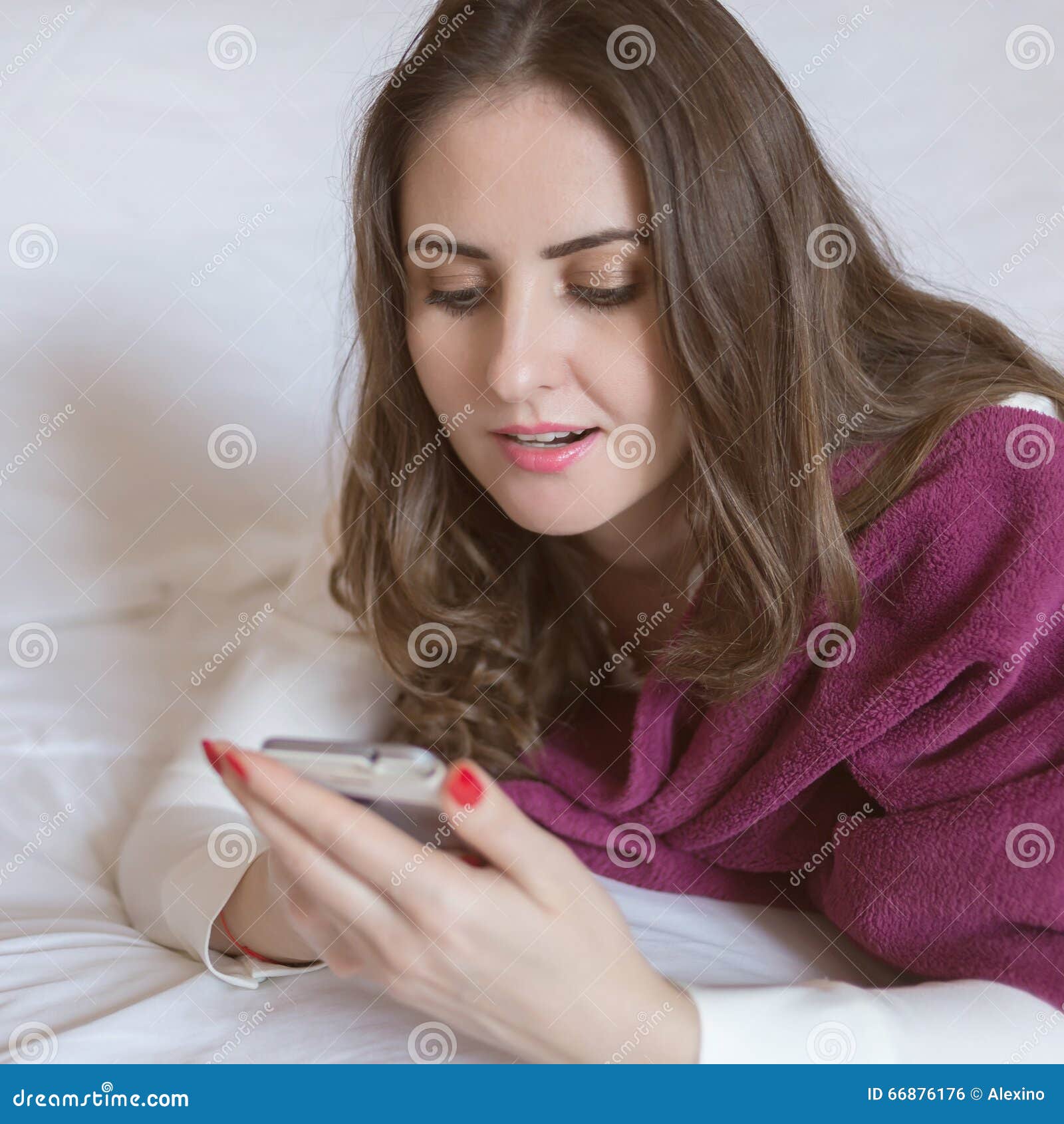 Jolie Jeune Femme Avec De Beaux Longs Cheveux Se Trouvant Sur Le Lit Photo Stock Image Du