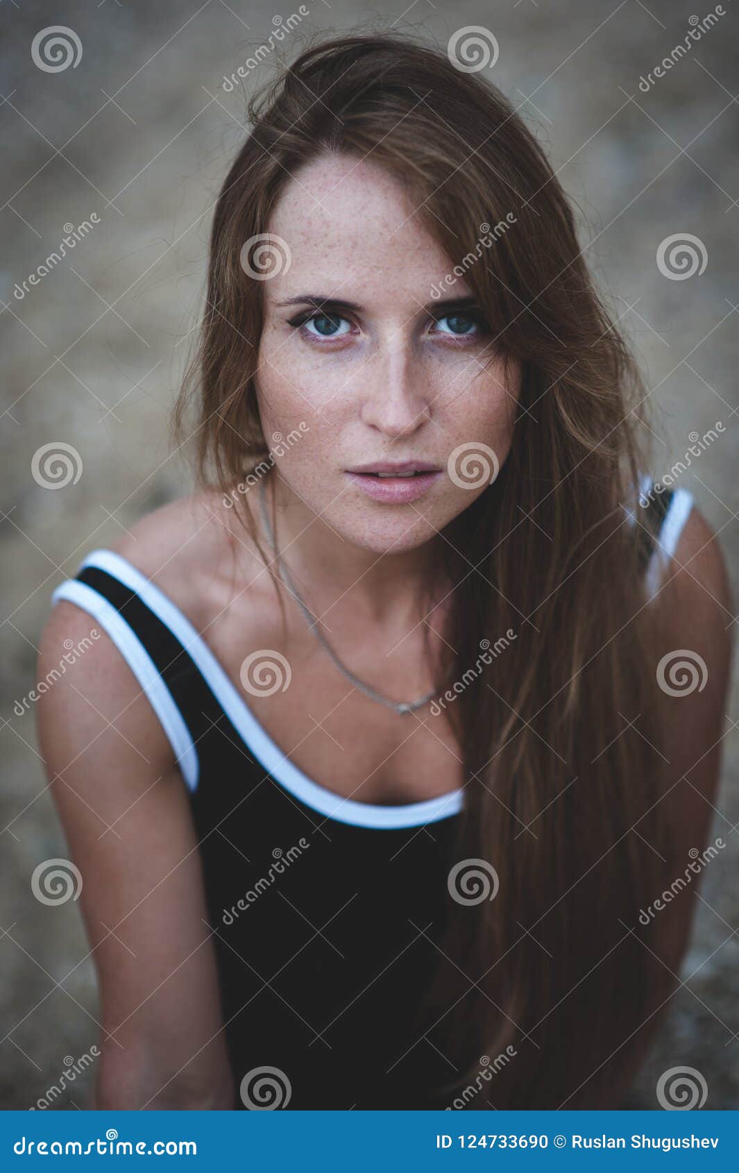 Jolie Jeune Femme De Portrait Dramatique Expressif Avec Des Taches De