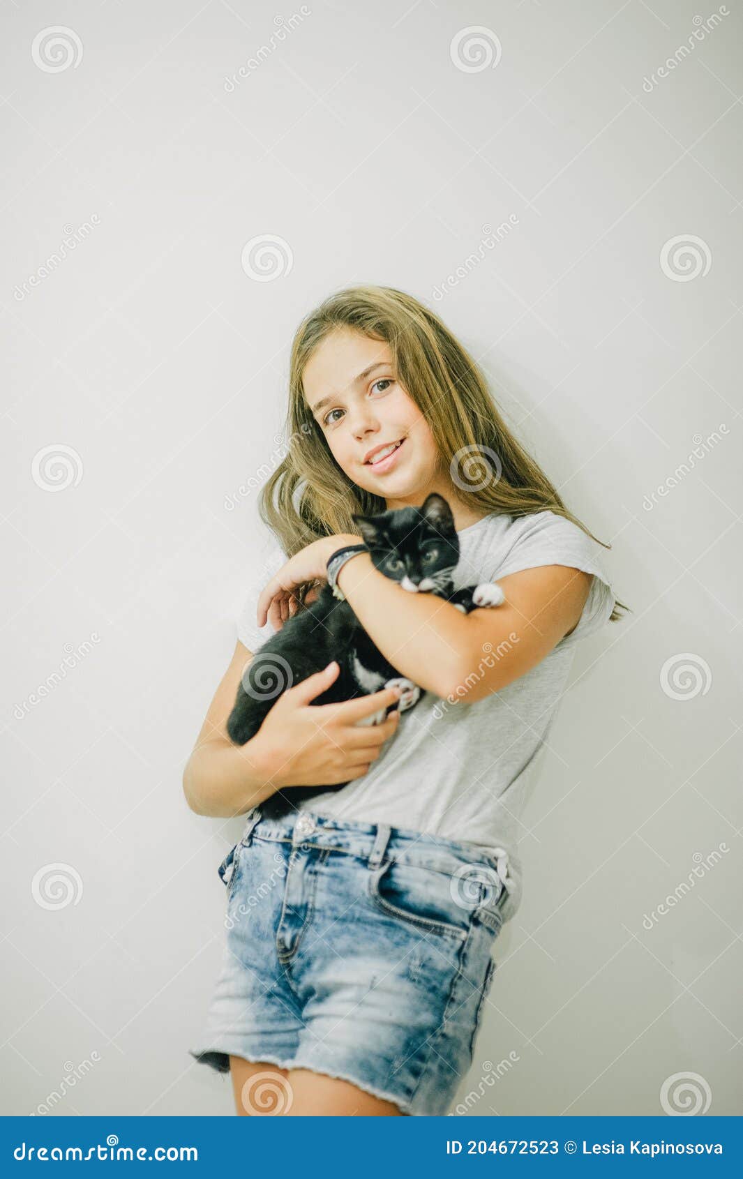 Jolie Jeune Fille Du Caucase Avec Le Chaton Mignon Image Stock Image
