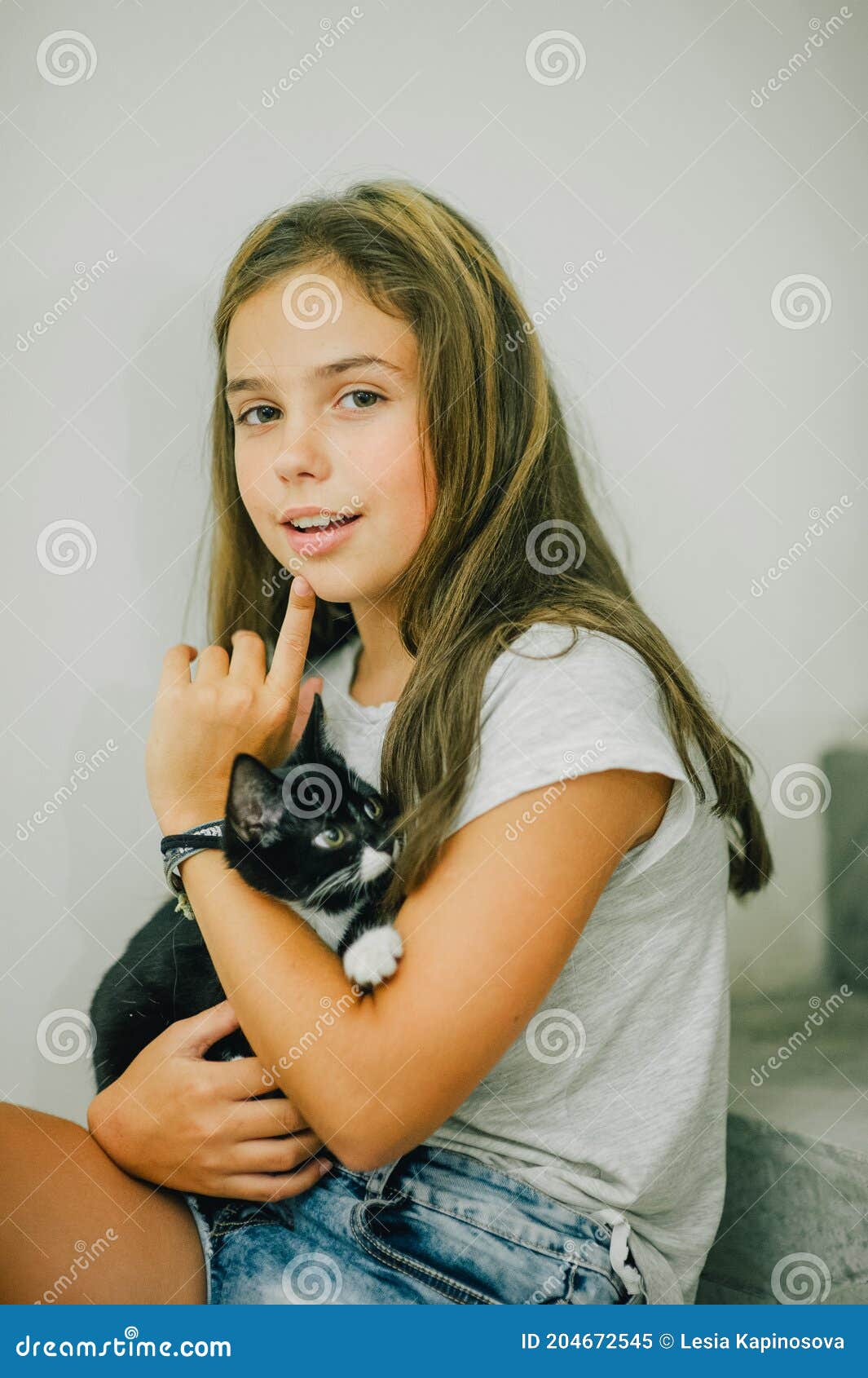 Jolie Jeune Fille Du Caucase Avec Le Chaton Mignon Image Stock Image
