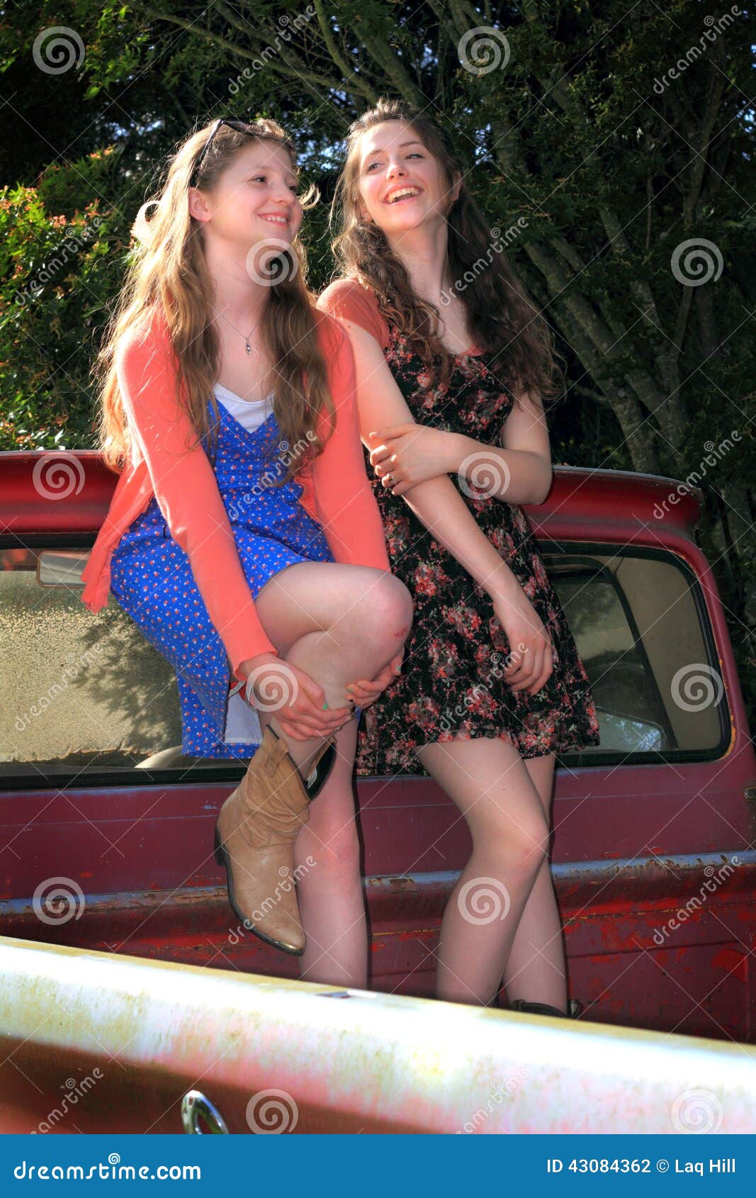 Jolies filles de l'ado BFF photo stock. Image du brun - 43084362