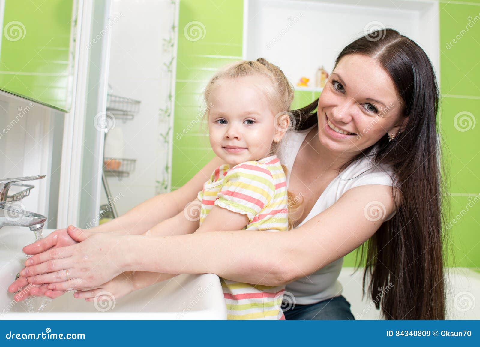 Jolies Mains De Lavage De Fille Denfant De Femme Et De Fille Avec Du