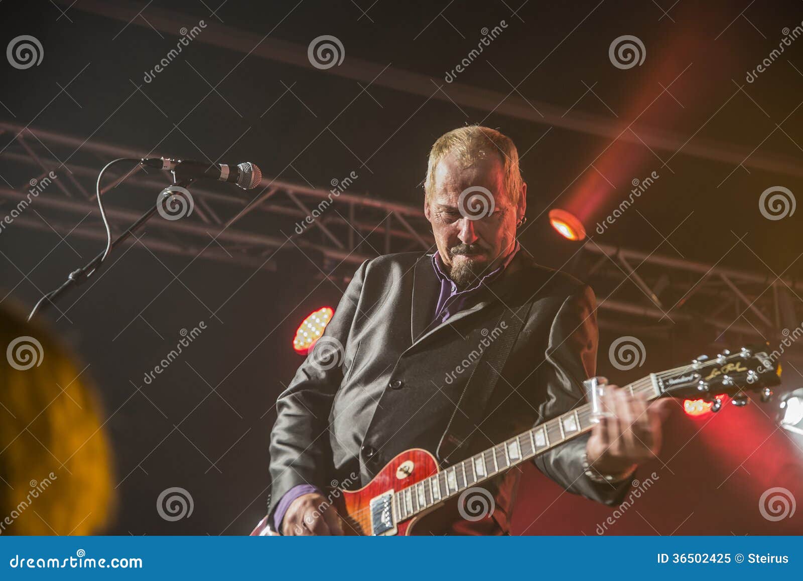 Jon Nichols Toca La Guitarra Imagen editorial - Imagen de proyector, fondo: 36502425