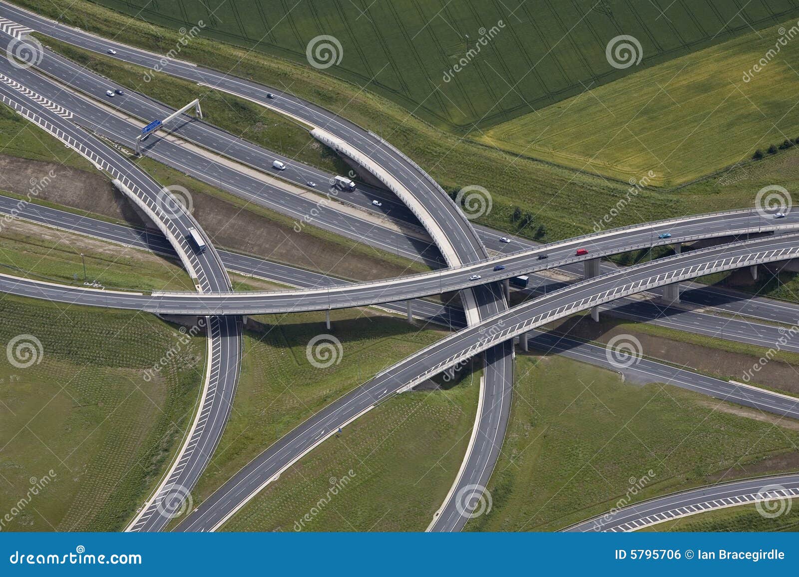 Jonction d'autoroute photo stock. Image du circulation - 5795706
