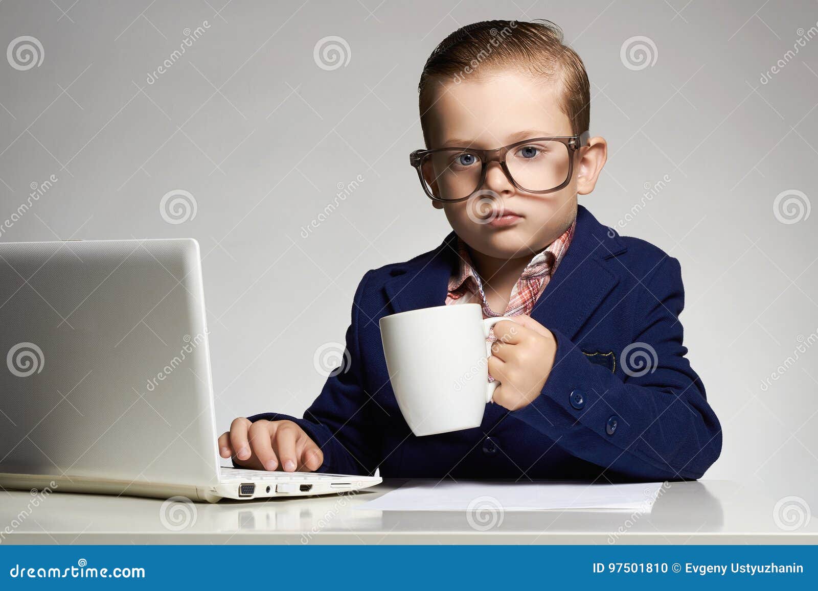 Jong Bedrijfskind Met Computer Stock Foto - Image of drank, zakenman ...