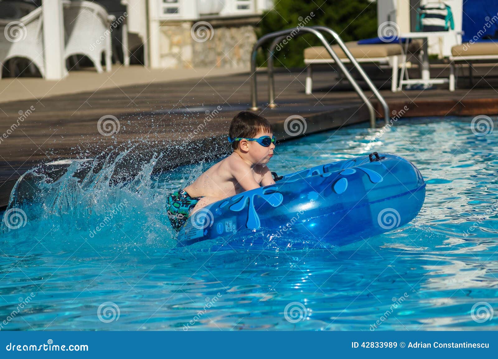 Jong Geitje Die in De Pool Springen Stock Afbeelding - Image of geluk ...