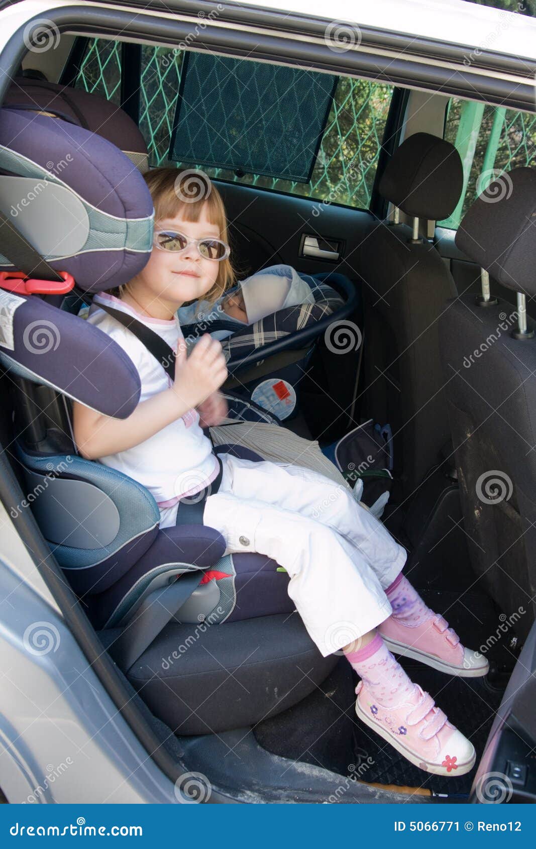 Jong Geitje in Een Zetel Van De Veiligheidsauto Stock Afbeelding ...