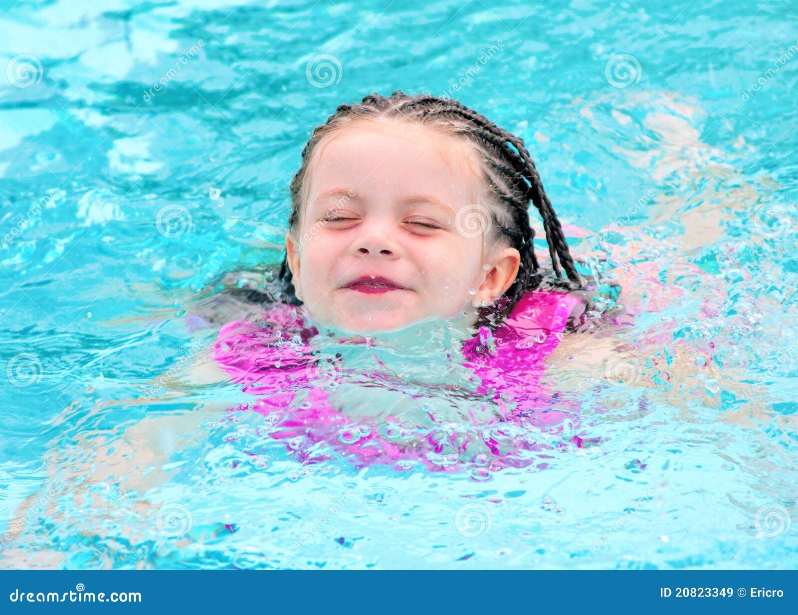 Jong Kind Dat in Pool Zwemt Stock Afbeelding - Image of roze, gelukkig ...
