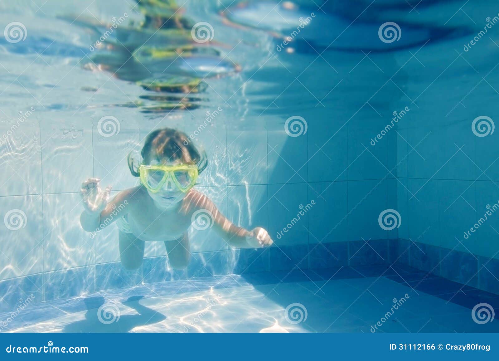 Jong Kind Zwemmen Onderwater in Pool Stock Foto - Image of duik ...