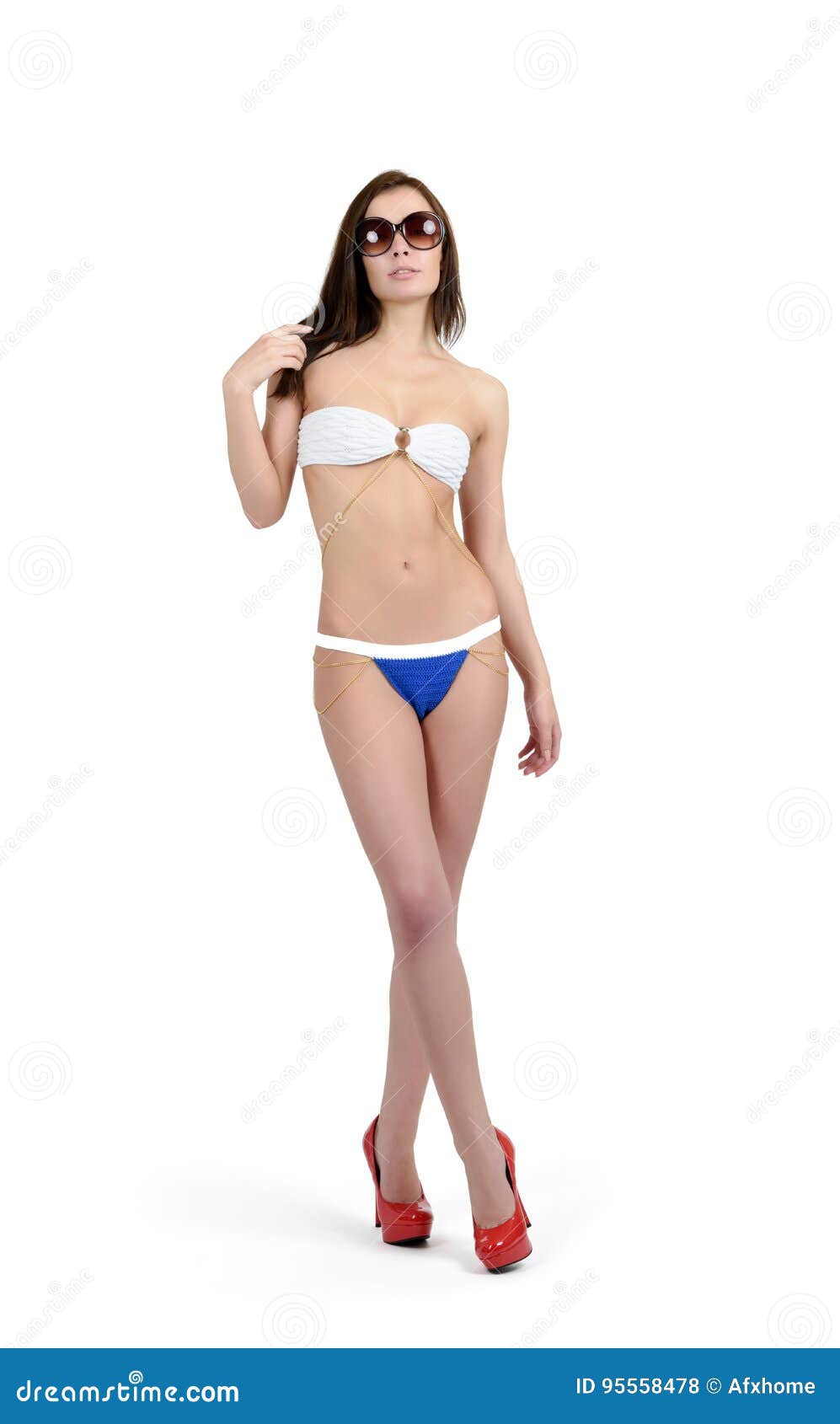 Jong Meisje In Bikini En Zonnebril Die Op Witte Achtergrond Stellen