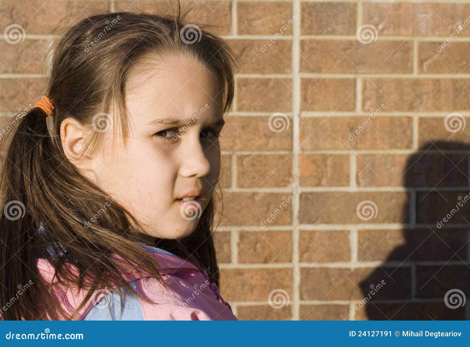 Jong Meisje Dat Angstig Kijkt Stock Afbeelding - Image of schaduw ...