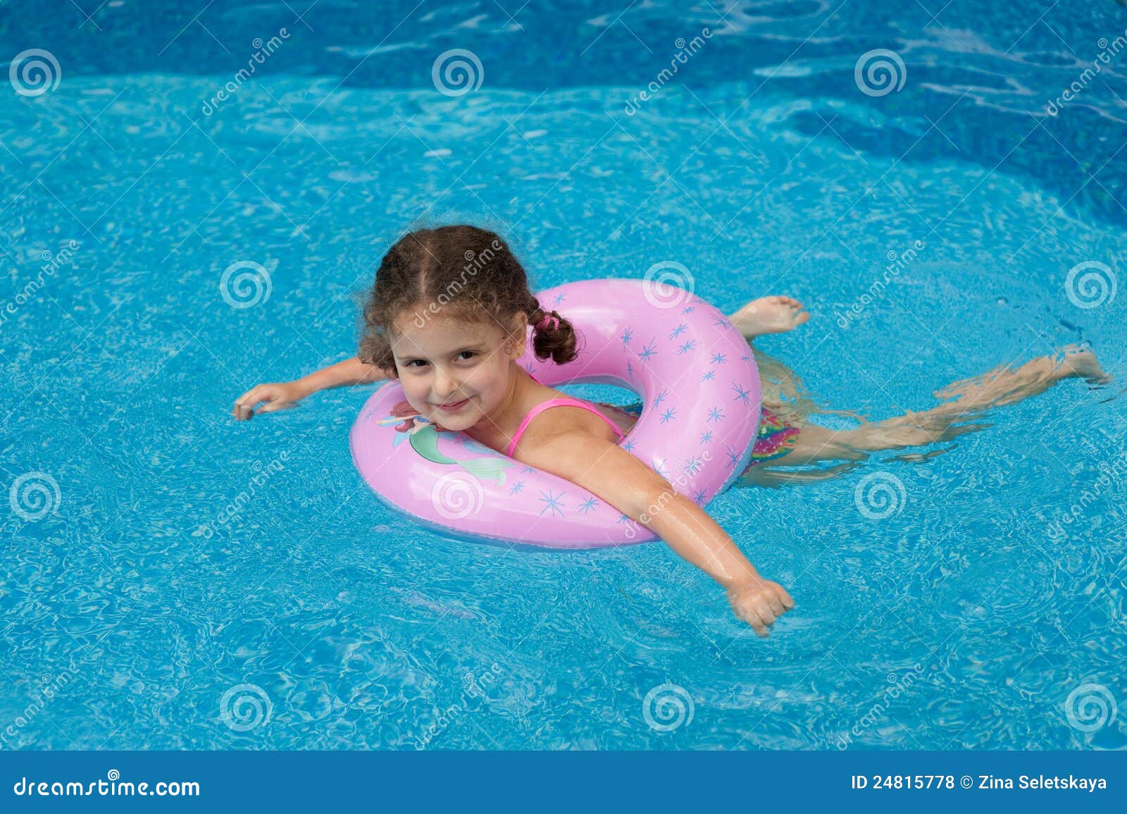 Jong Meisje Dat in De Pool Zwemt Stock Foto - Image of vers, portret ...