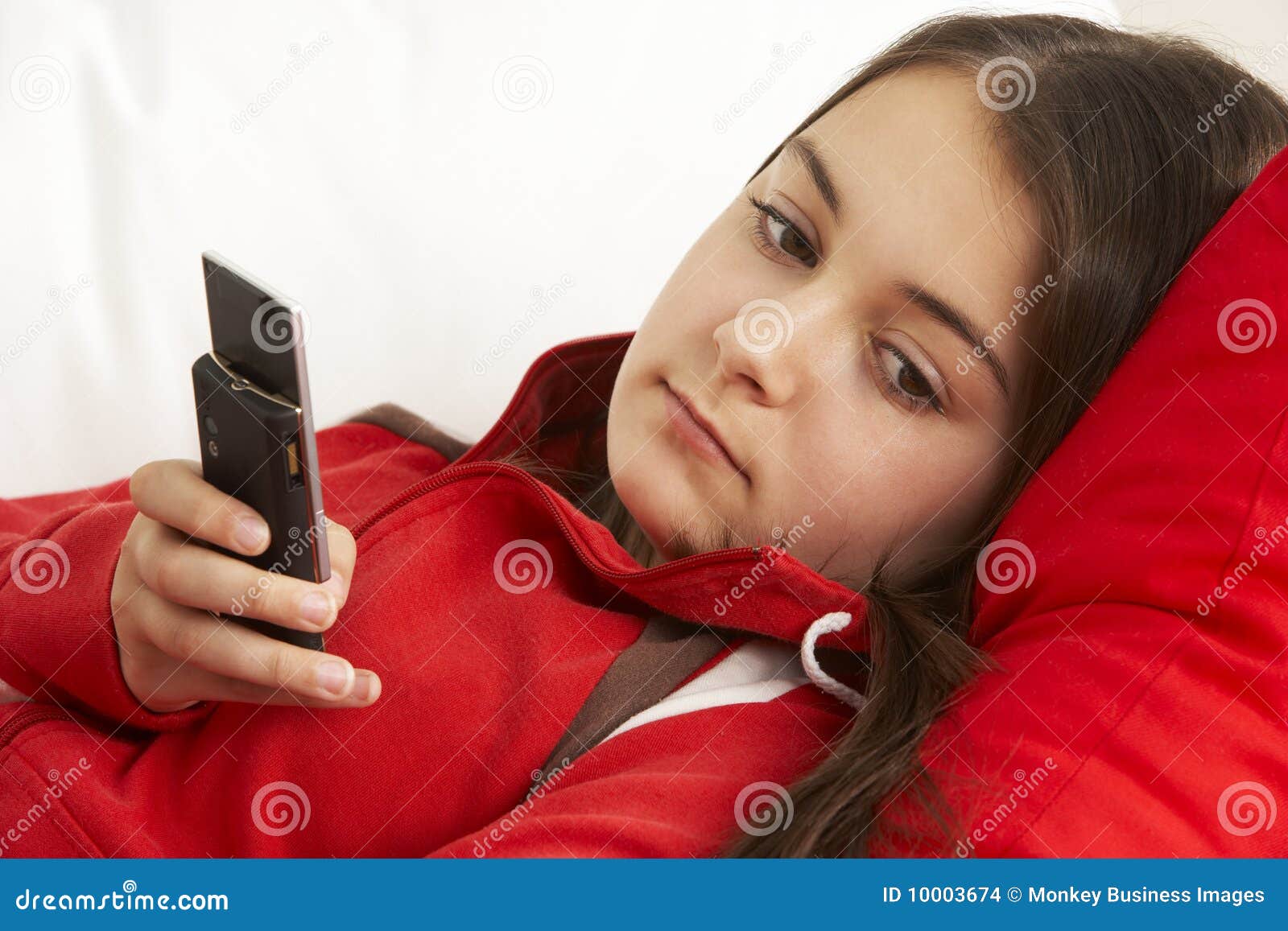 Jong Meisje Dat Op Telefoongesprek Wacht Stock Foto - Image of telefoon ... Jong Meisje Dat Op Telefoongesprek Wacht Stock Foto - Image of telefoon ...
