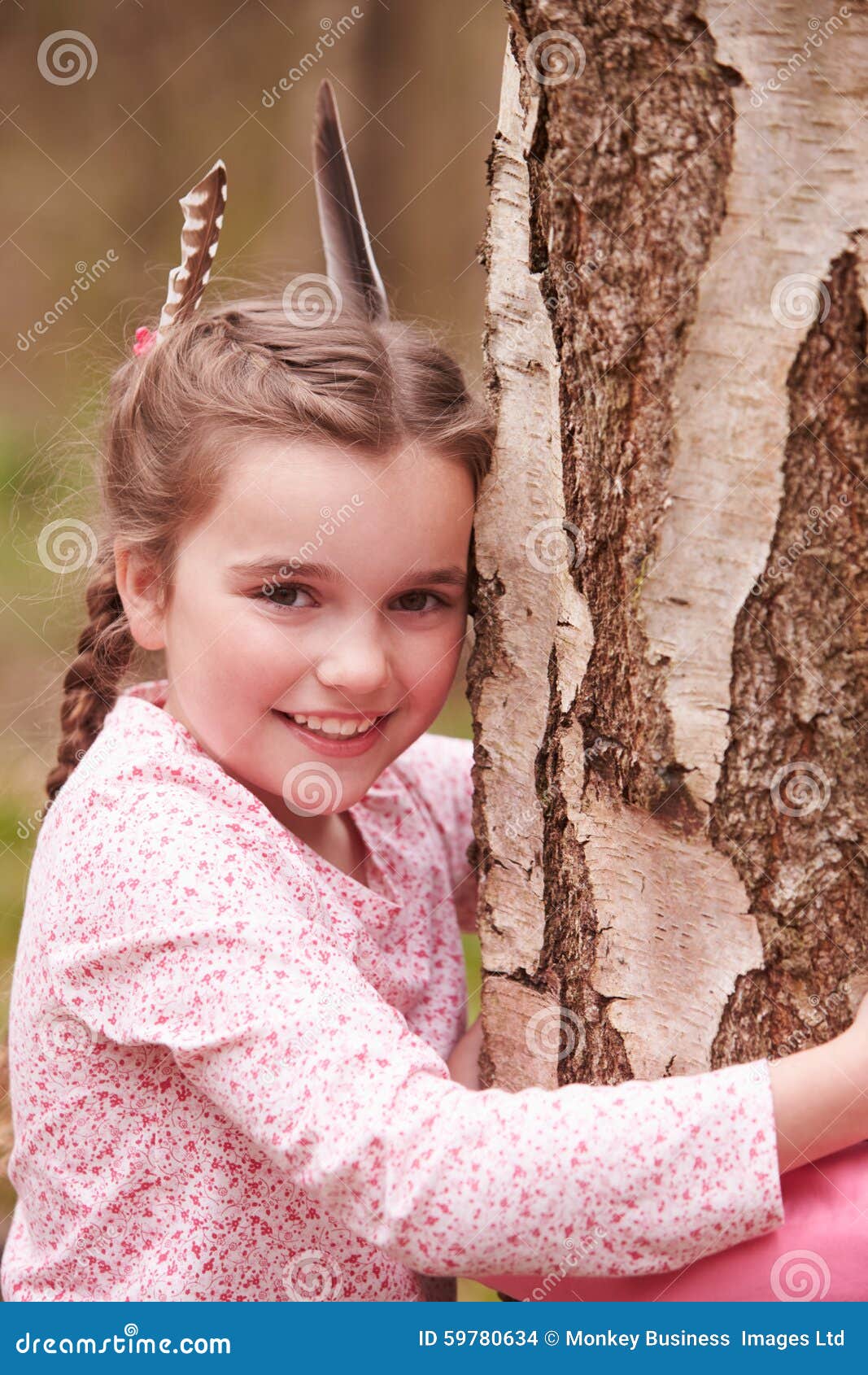Jong Meisje Die Boom in Bos Koesteren Stock Foto - Image of leren ...