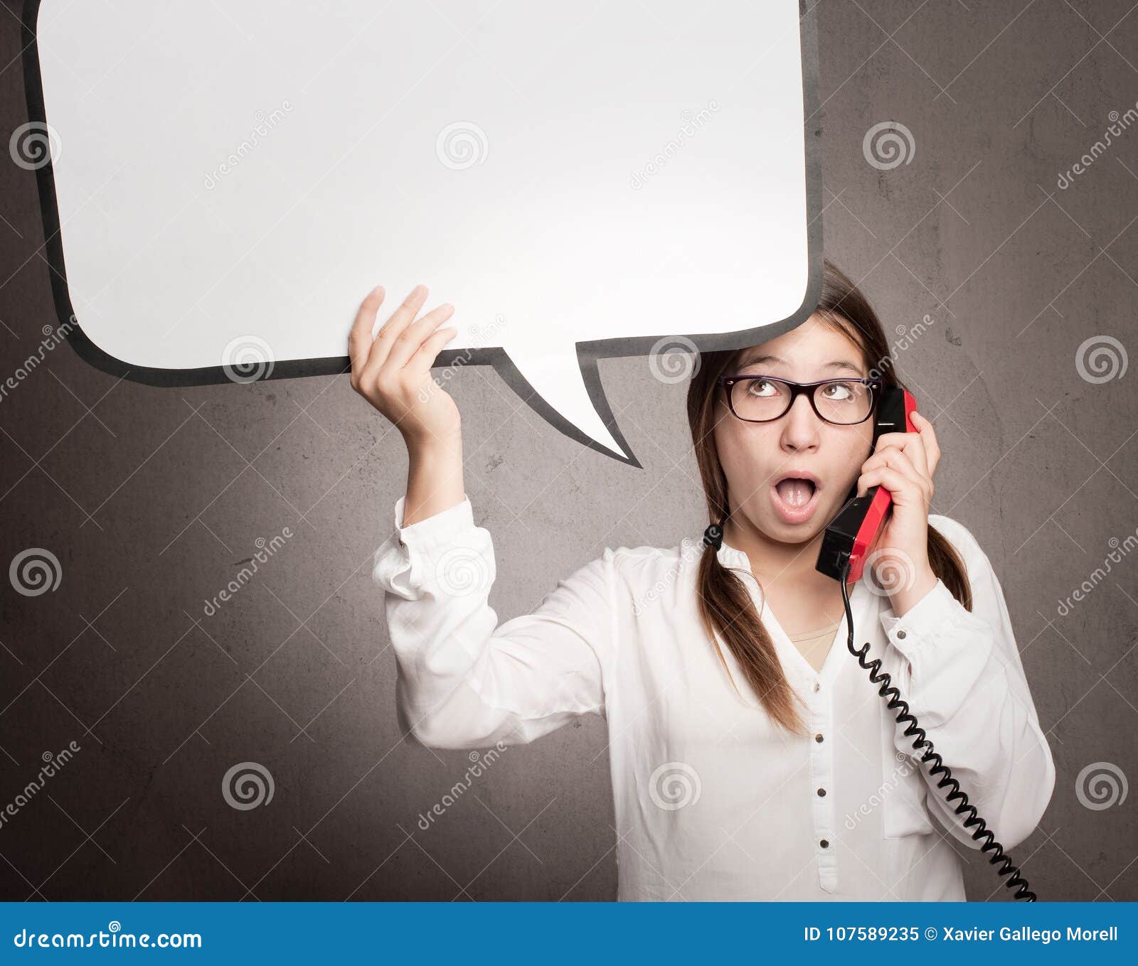 Jong Meisje Die Telefonisch Spreken Stock Afbeelding - Image of tellen ...