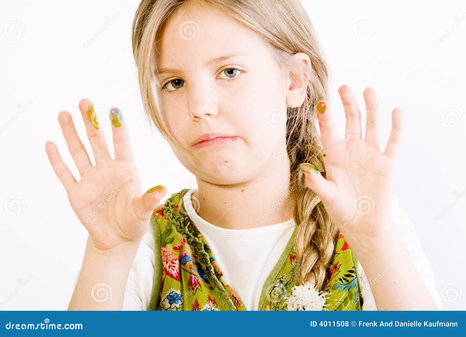 Jong Meisje Met Verf Op Handen Stock Foto - Image of lang, vingers: 4011508