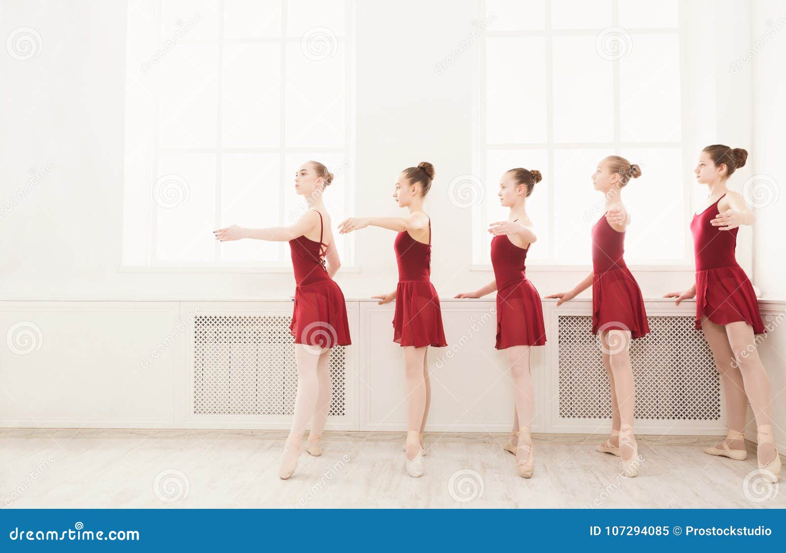 Jong Meisjes Het Dansen Ballet in Studio Stock Afbeelding - Image of ...