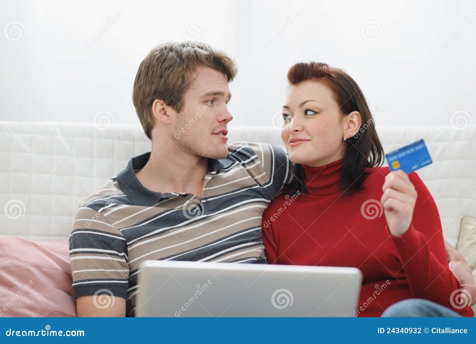 Jong Paar Dat Online Aankopen Maakt Stock Foto - Afbeelding bestaande ...