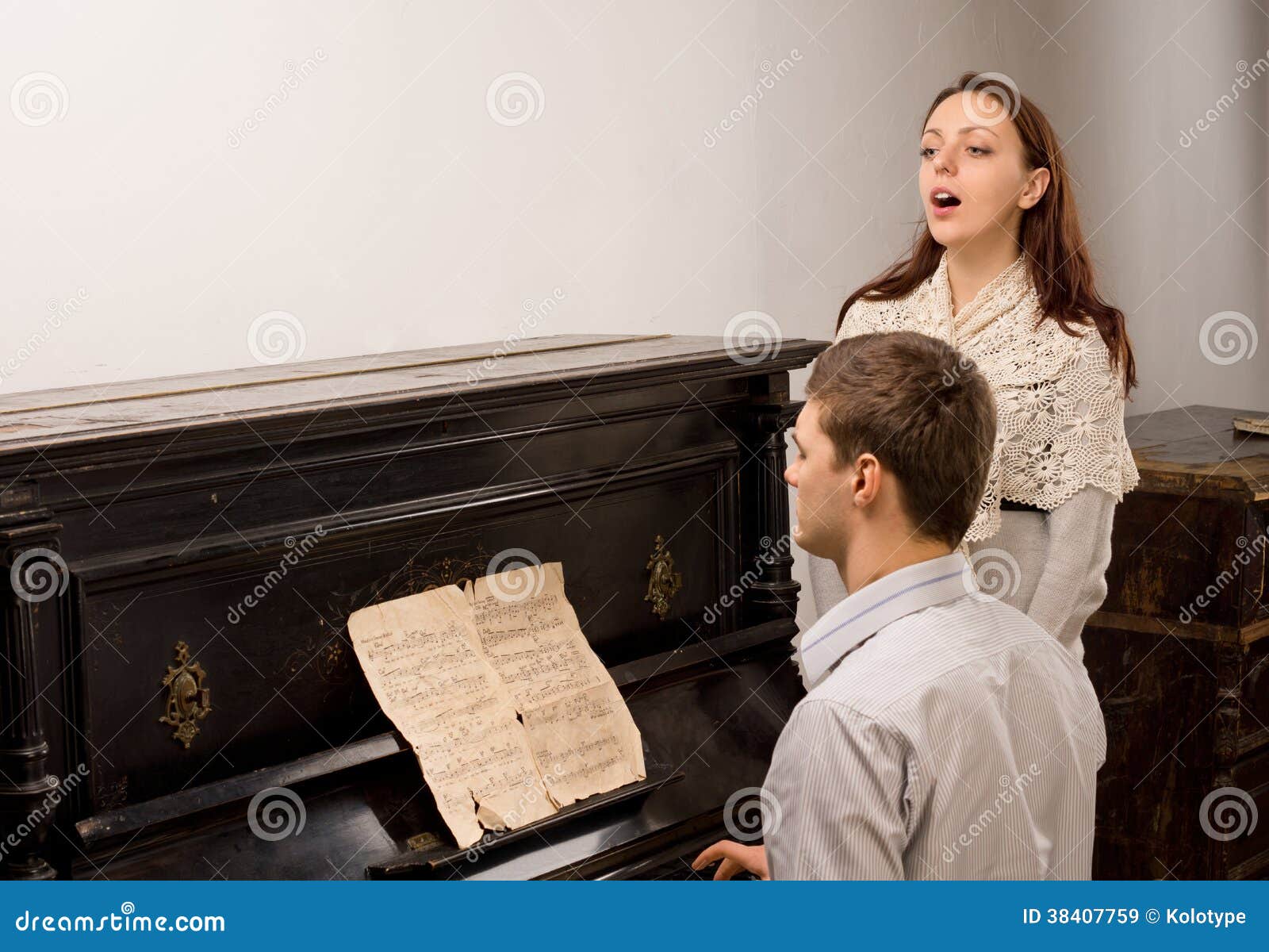 Jong Paar Die Een Zingende Overweging Geven Stock Afbeelding - Image of ...