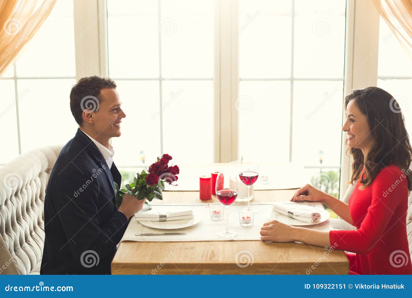 Jong Paar Die Romantisch Diner in Het Boeket Van Restaurantrozen Hebben ...