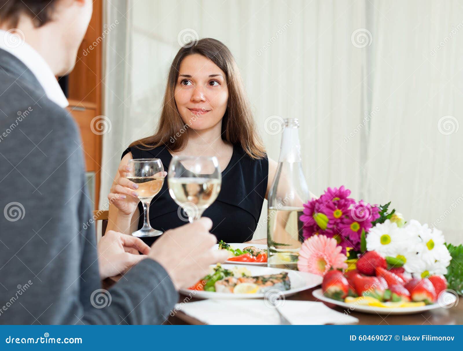 Jong Paar Die Romantisch Diner Met Champagne Hebben Stock Afbeelding ...