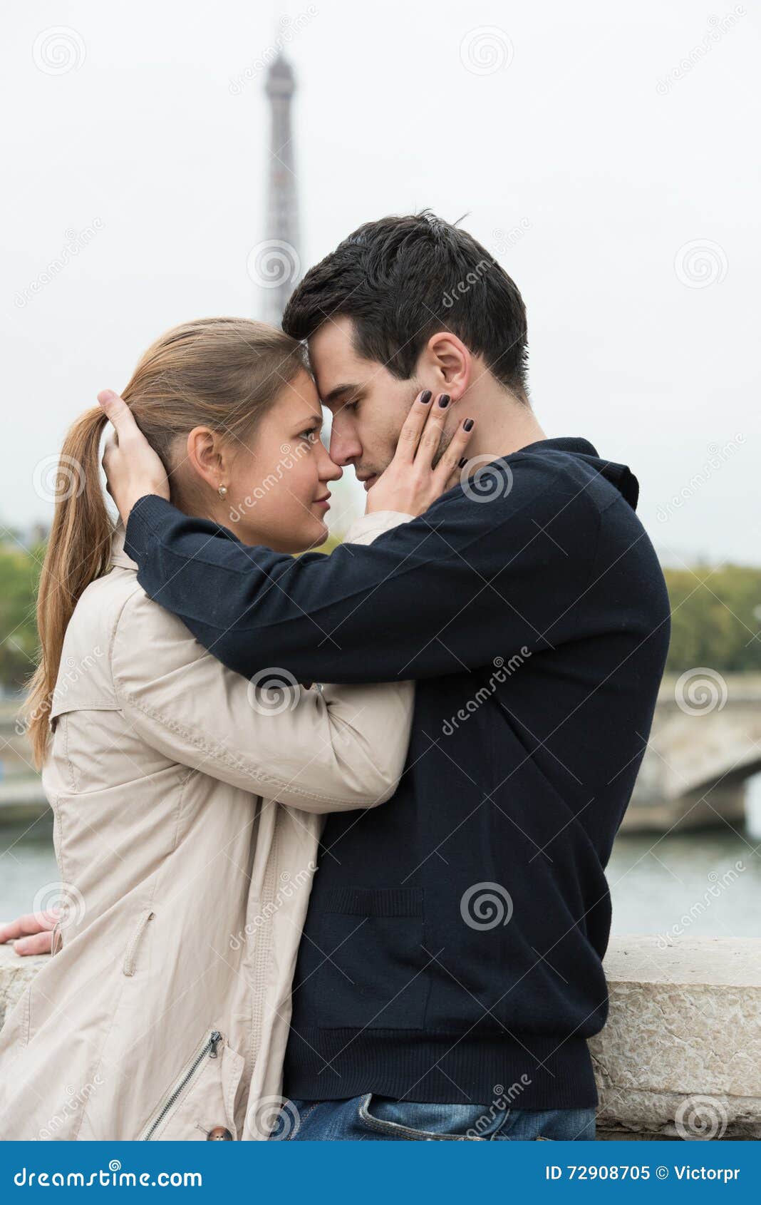 Jong Paar in Het Kussen Van Parijs Stock Afbeelding - Image of minnaar ...