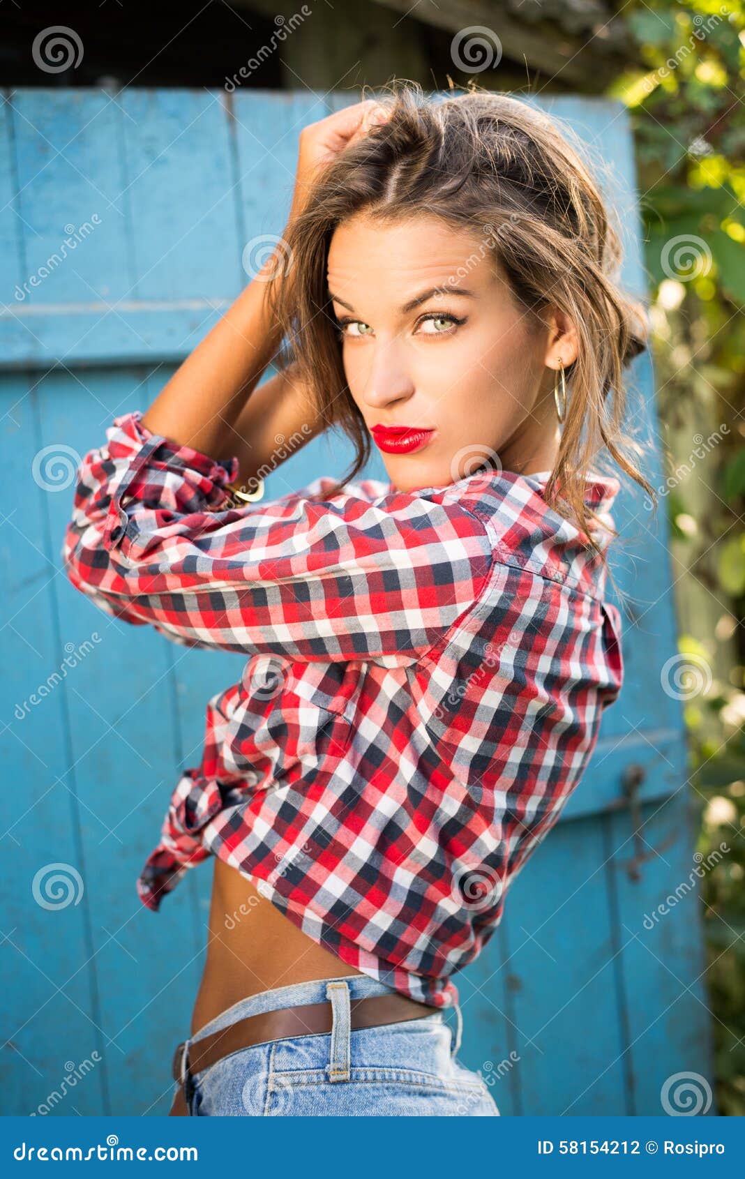 Jong Verleidelijk Mooi Meisje In Overhemd En Jeans Stock Foto Image Of Schitterend Hartstocht