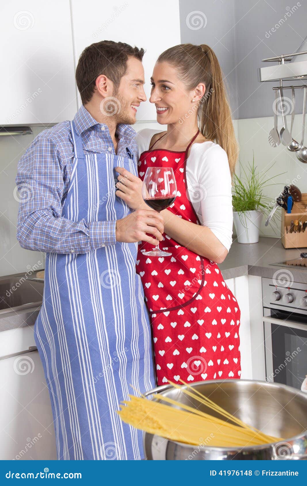 Jong Vers Echtpaar in De Keuken Die Samen Deegwaren Koken Stock Foto ...