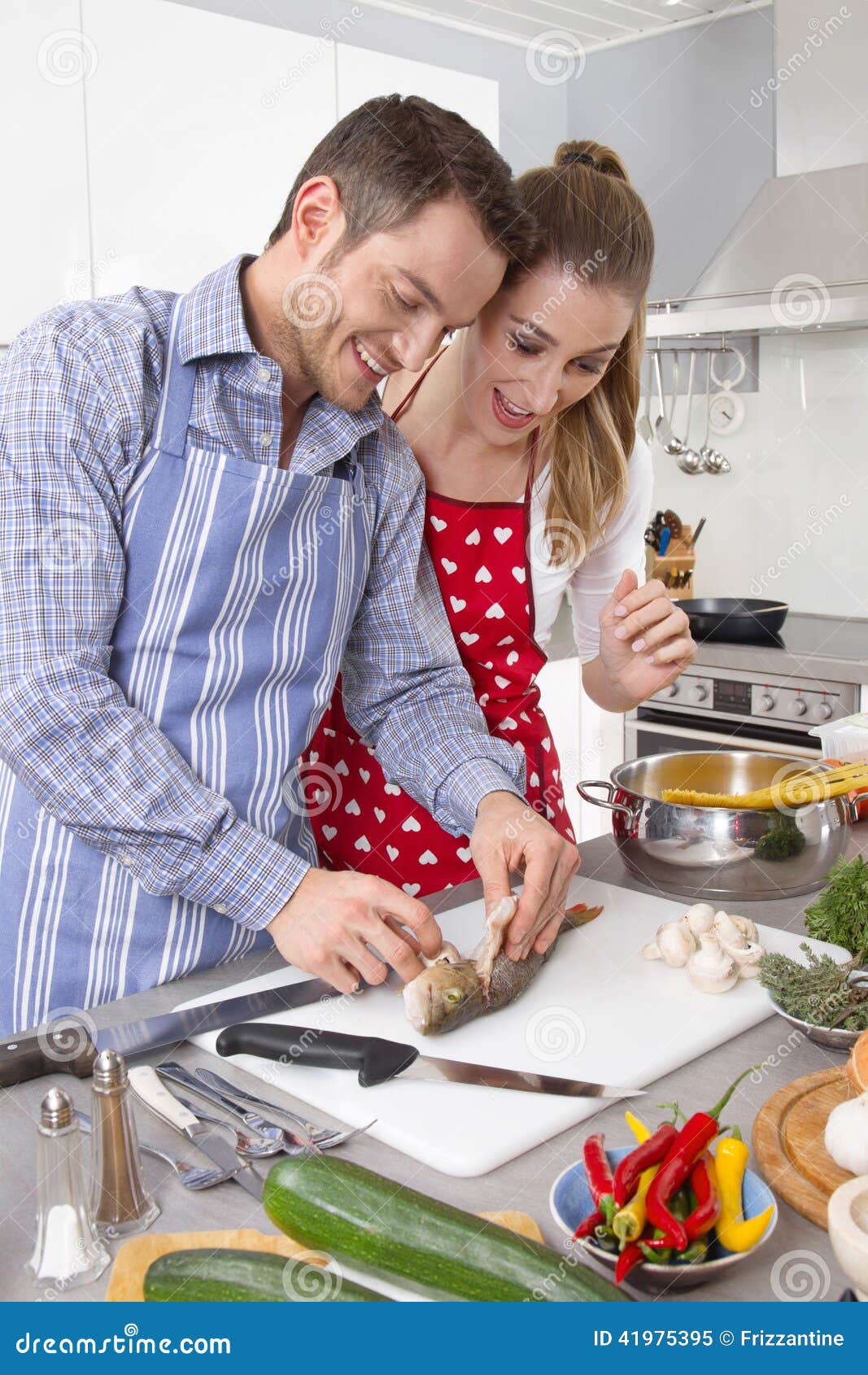 Jong Vers Echtpaar in Keuken Vers Koken Samen Stock Afbeelding - Image ...
