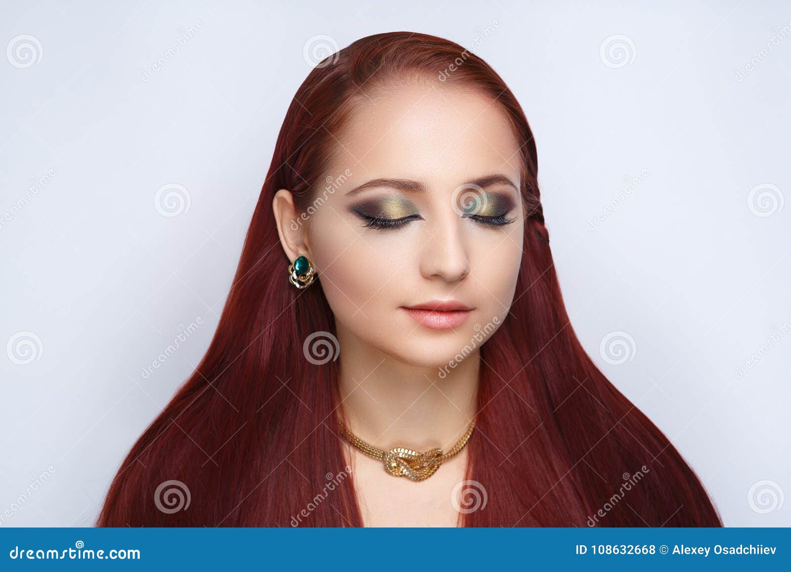 Jong vrouwen rood haar stock foto. Image of juwelen - 108632668