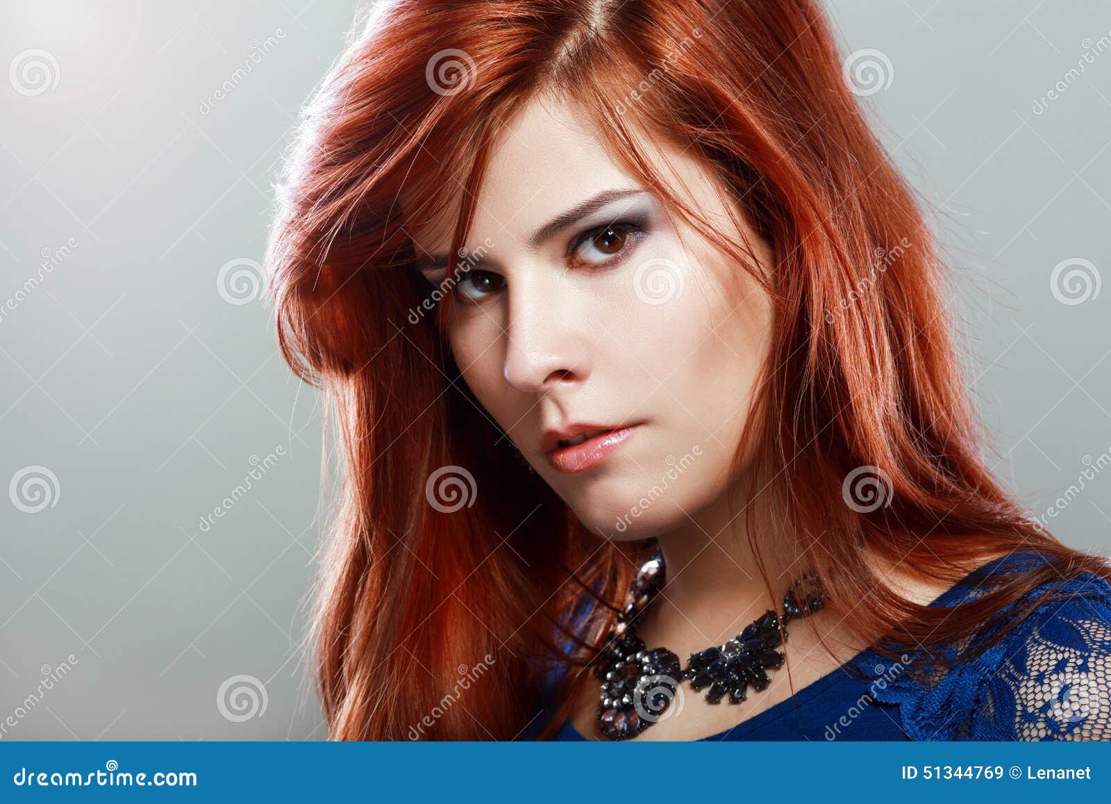 Jong vrouwen rood haar stock afbeelding. Image of mensen - 51344769