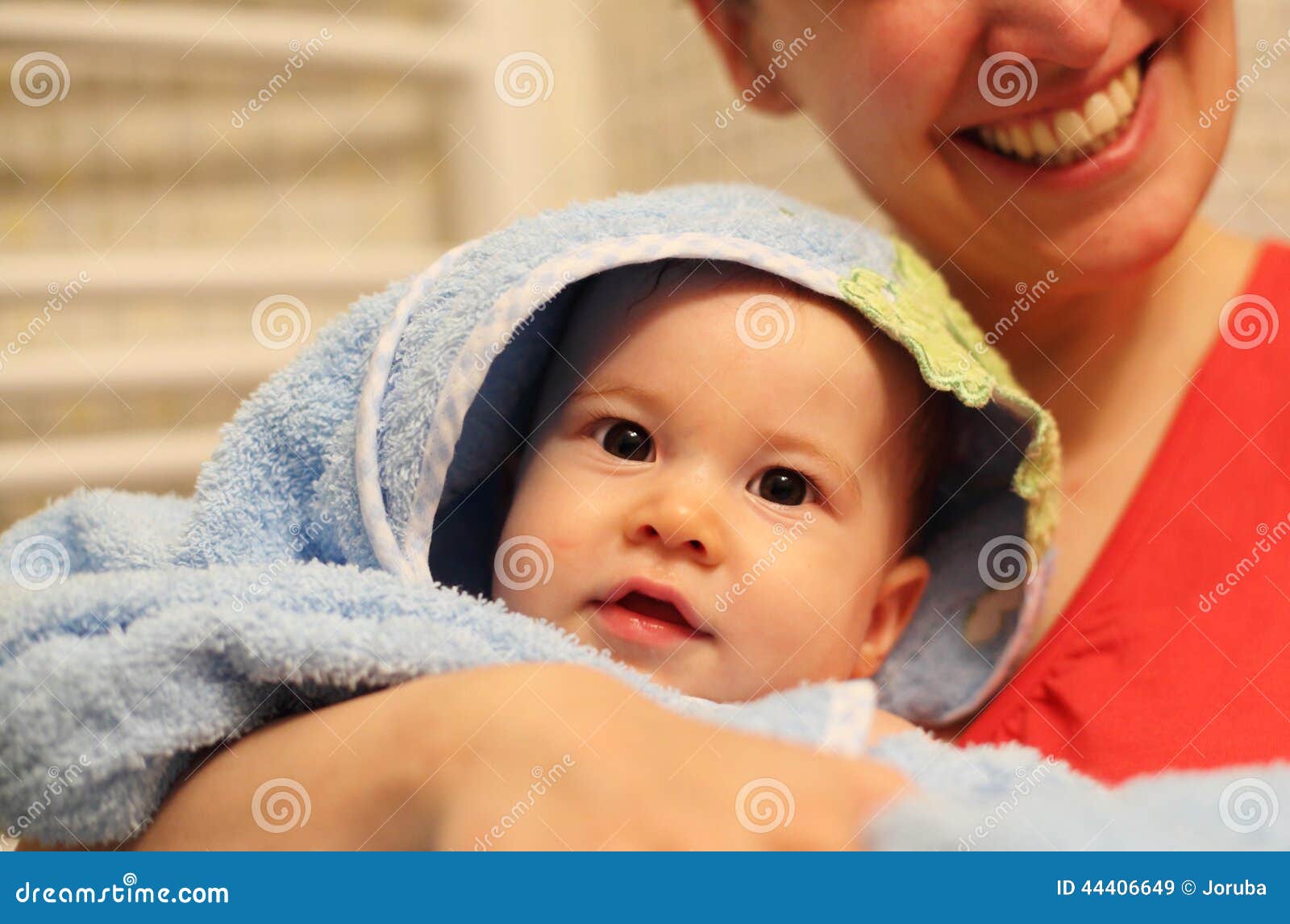 Jonge baby in badjas stock afbeelding. Image of leuk - 44406649