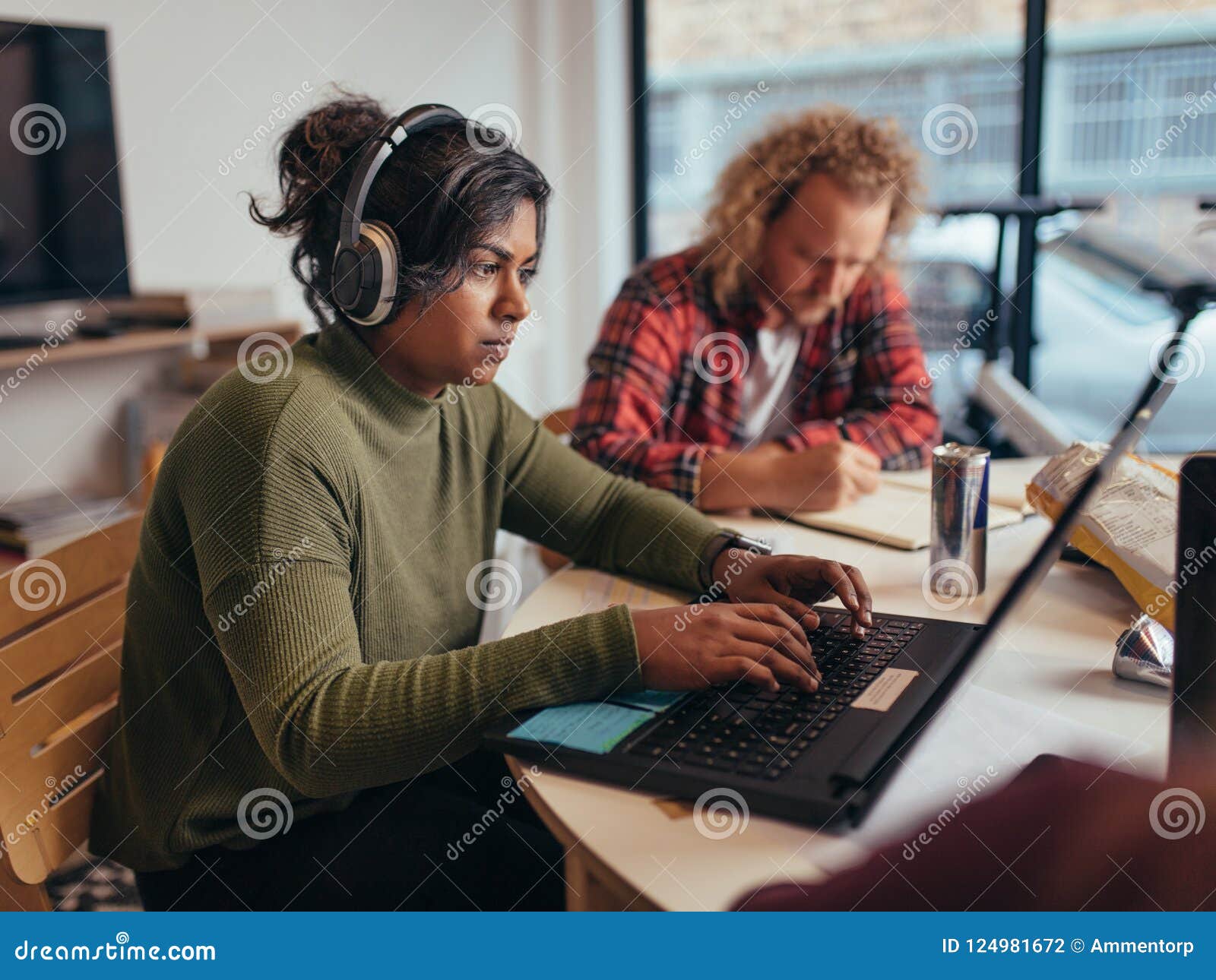 Jonge Beroeps Die Bij Een Technologie-opstarten Werken Stock Foto ...