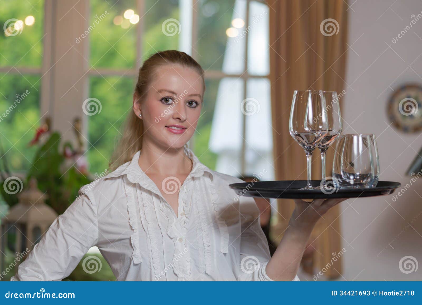Jonge Blonde Serveerster in Een Restaurant Stock Afbeelding - Image of ...