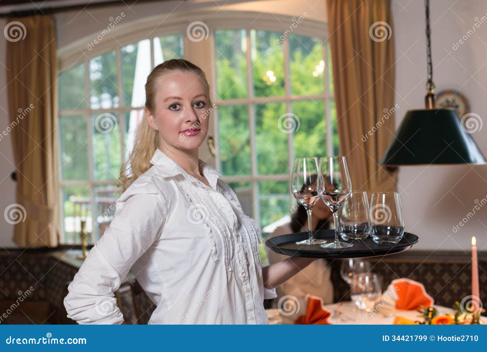 Jonge Blonde Serveerster in Een Restaurant Stock Afbeelding - Image of ...