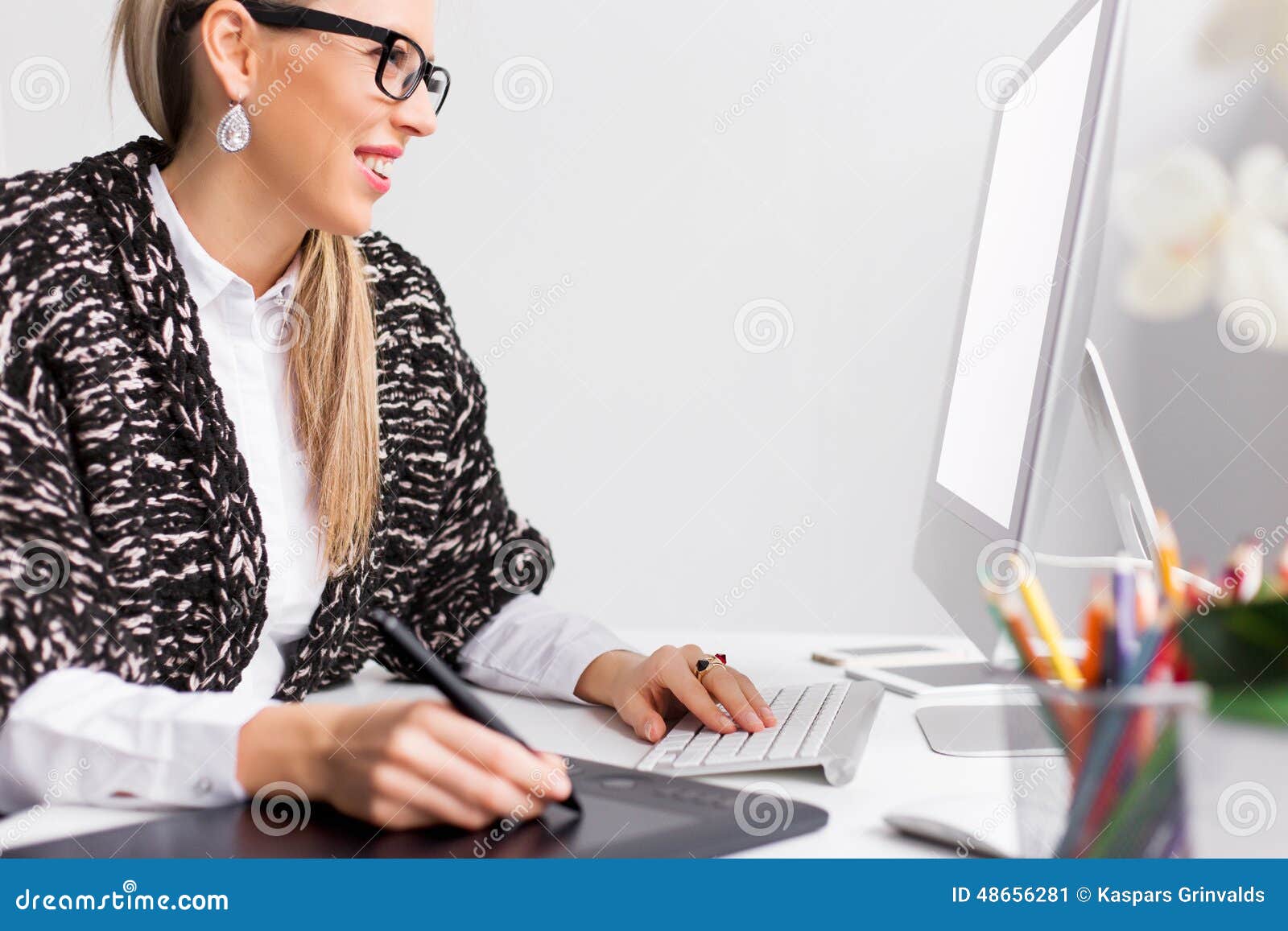 Jonge Creatieve Grafische Ontwerper Die Met Computer Werken Stock ...