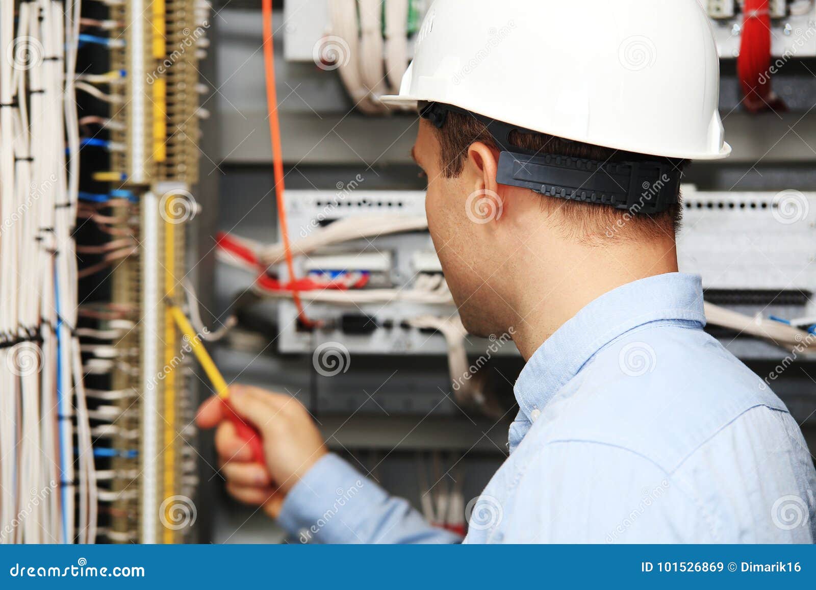 Jonge Elektricien Op Het Werk Stock Afbeelding - Image of professioneel ...