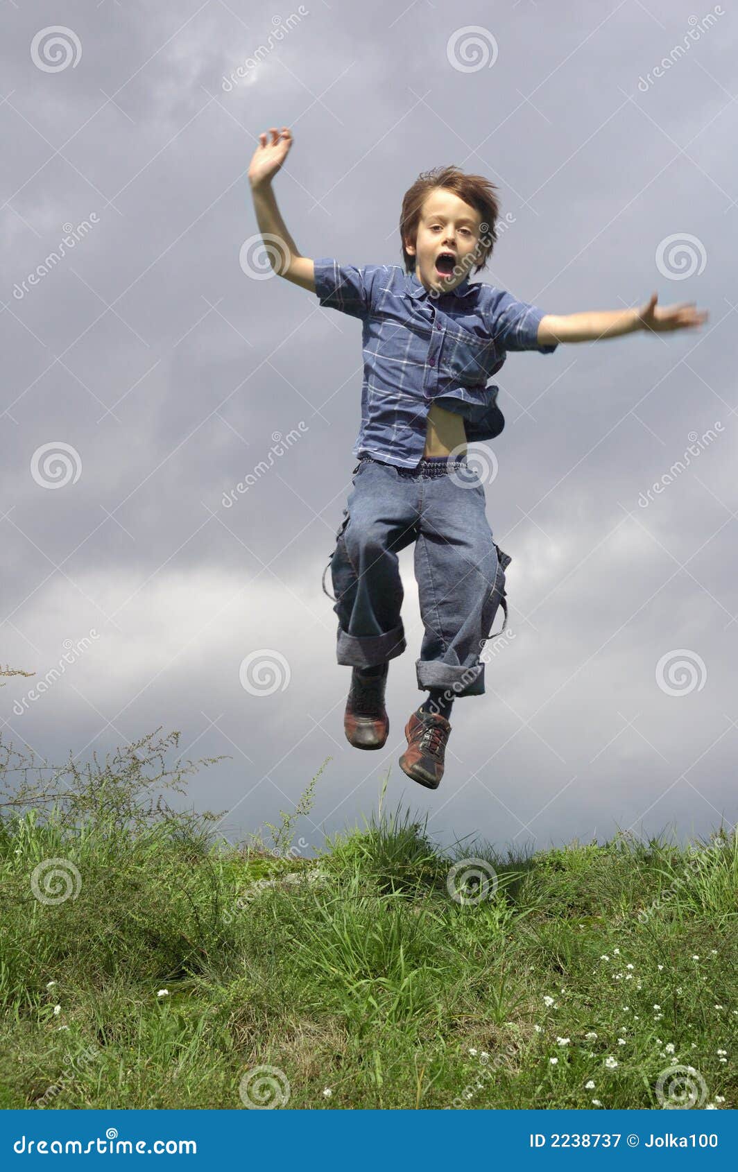 Jonge En Jongen Die Springt Schreeuwt Stock Afbeelding - Image of ...