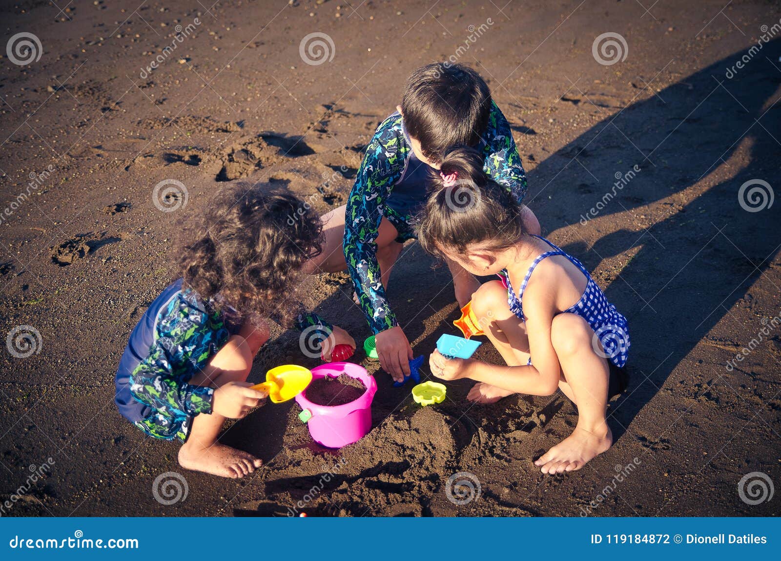 Jonge Geitjes Die Bij Het Strand Spelen Stock Foto - Image of ...