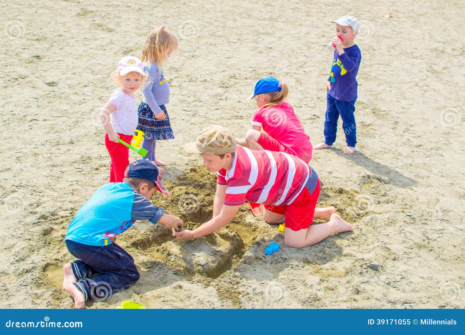 Jonge Geitjes Die Bij Het Strand Spelen Stock Afbeelding - Image of ...